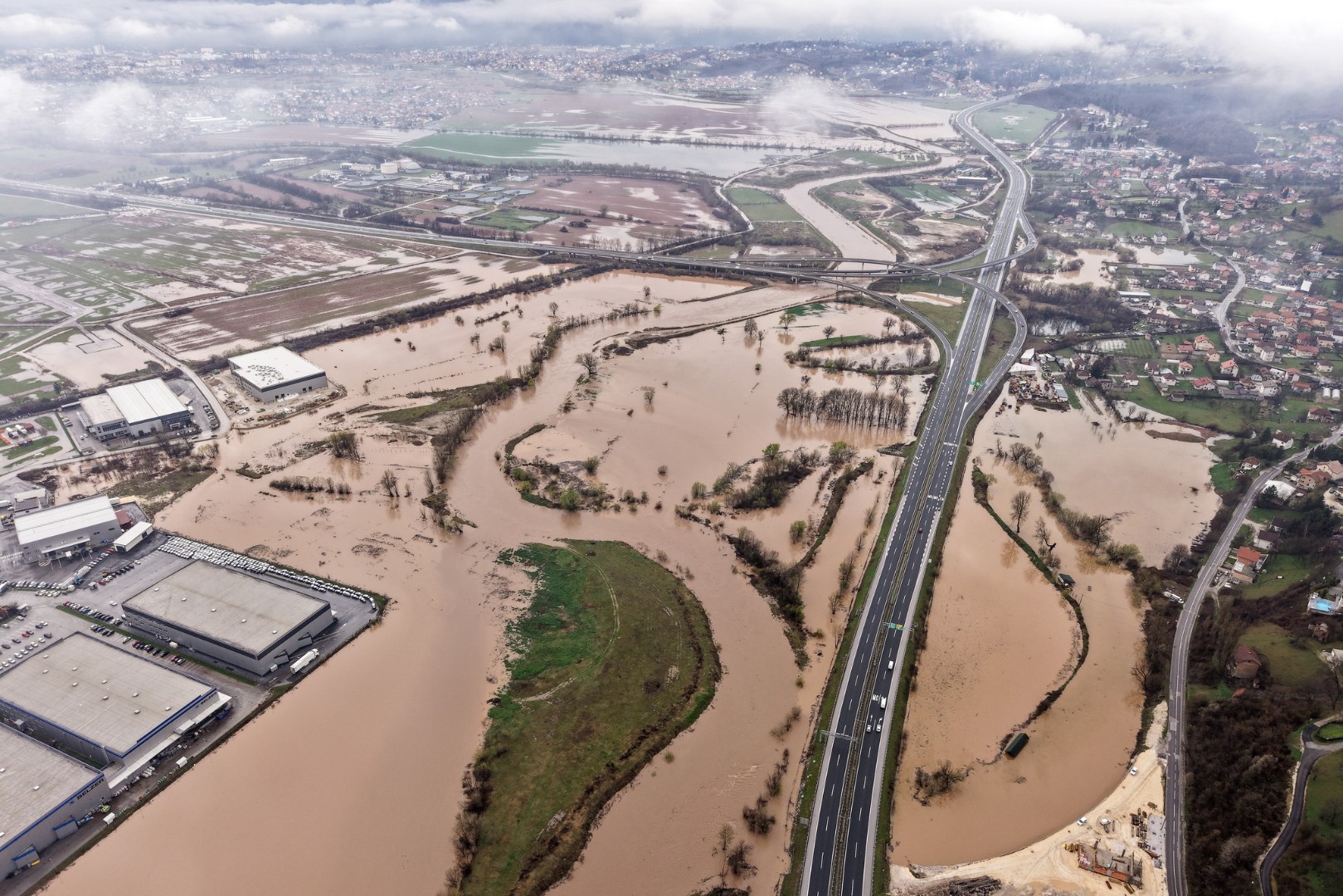 Plavljenje rijeke Bosne: Dramatičan pogled iz zraka na ulazu u Sarajevo ...
